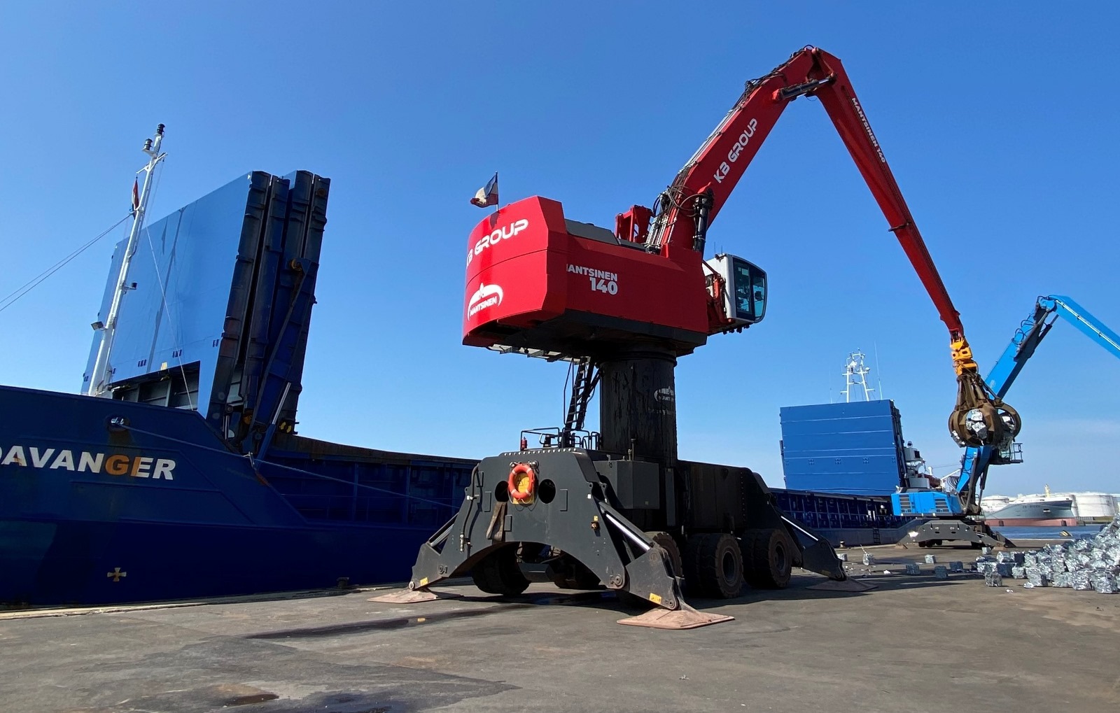 verwerking schroot grijper met bulkschip